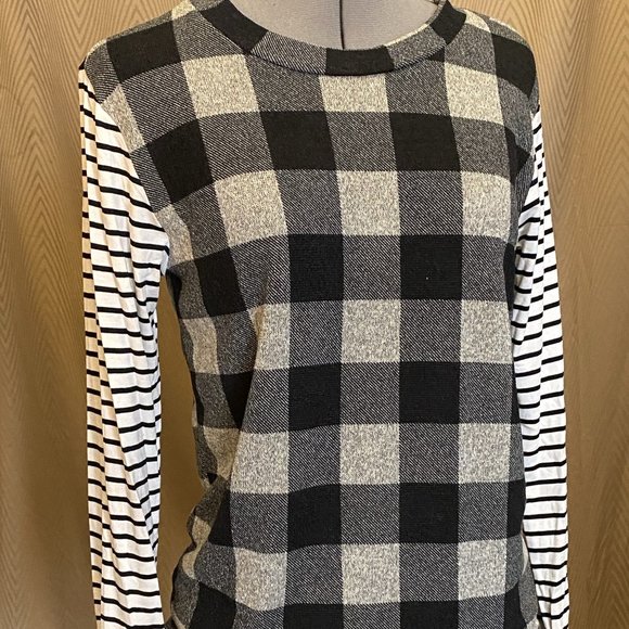 7th Ray | Tops | 7th Ray Grayblack Plaid Stripe Long Sleeve | Poshmark